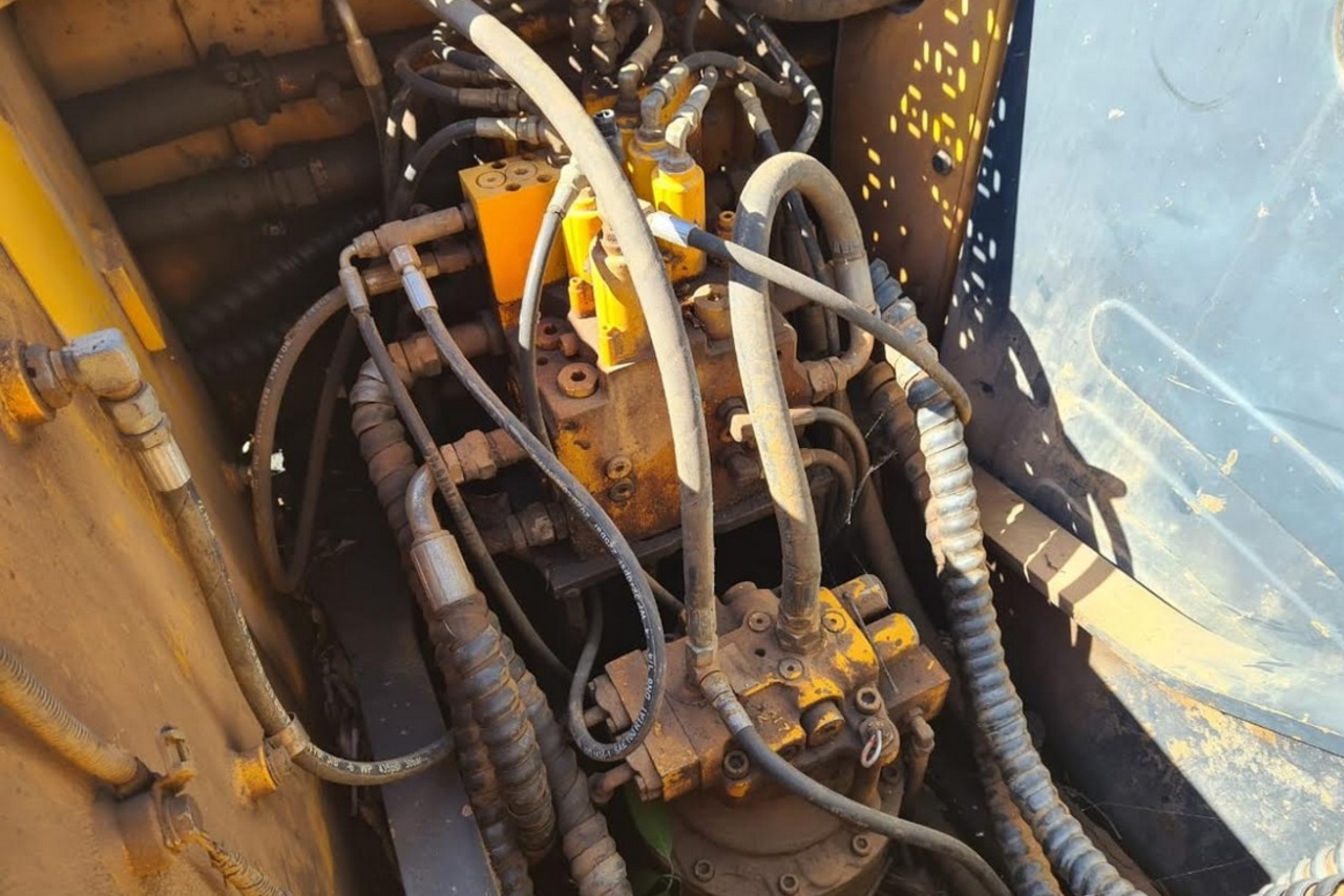 Escavadeira Hyundai R140 08/08 - BHLOC | Trucadao.com.br