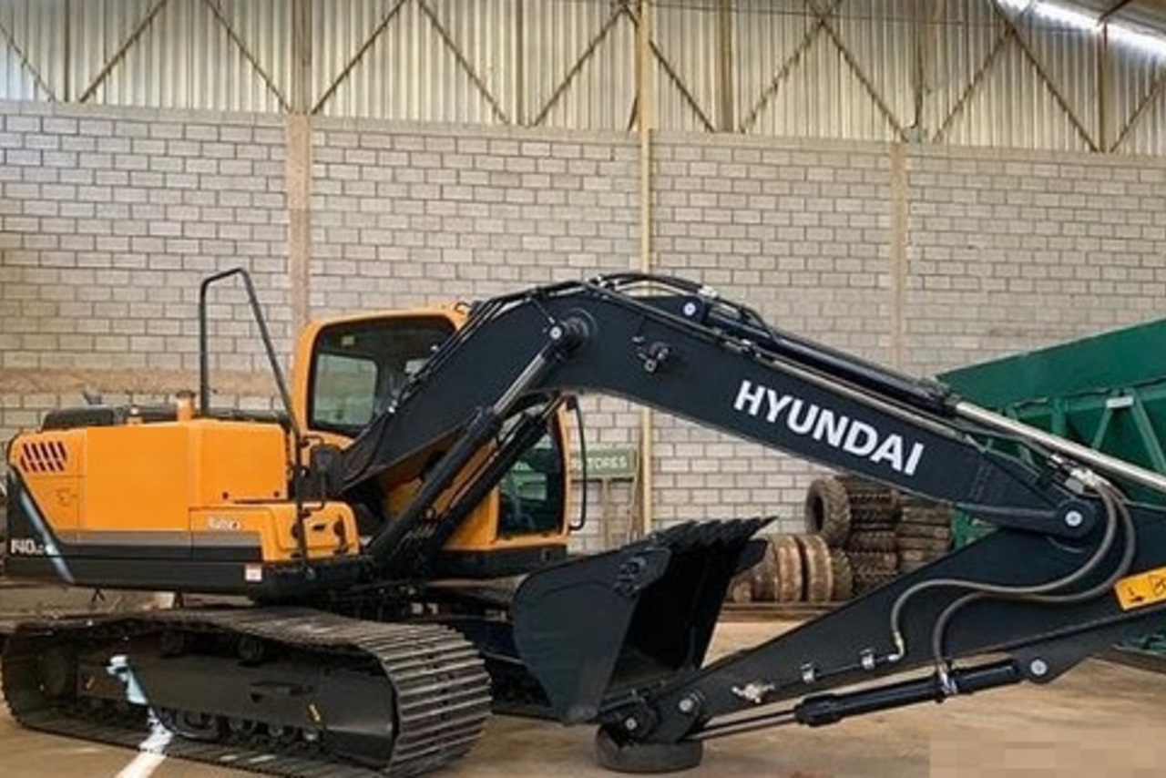 Escavadeira Hyundai R140 21/21 - BHLOC | Trucadao.com.br