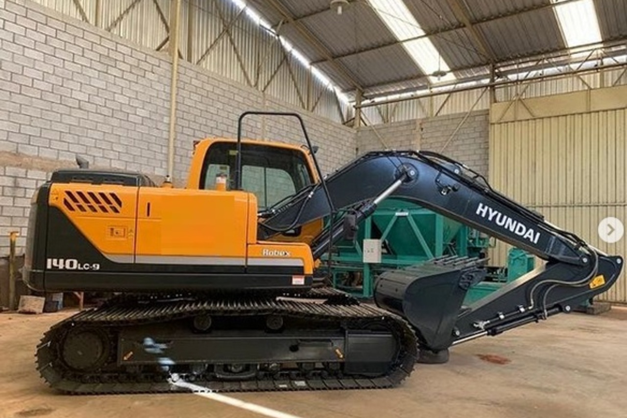 Escavadeira Hyundai R140 21/21 - BHLOC | Trucadao.com.br