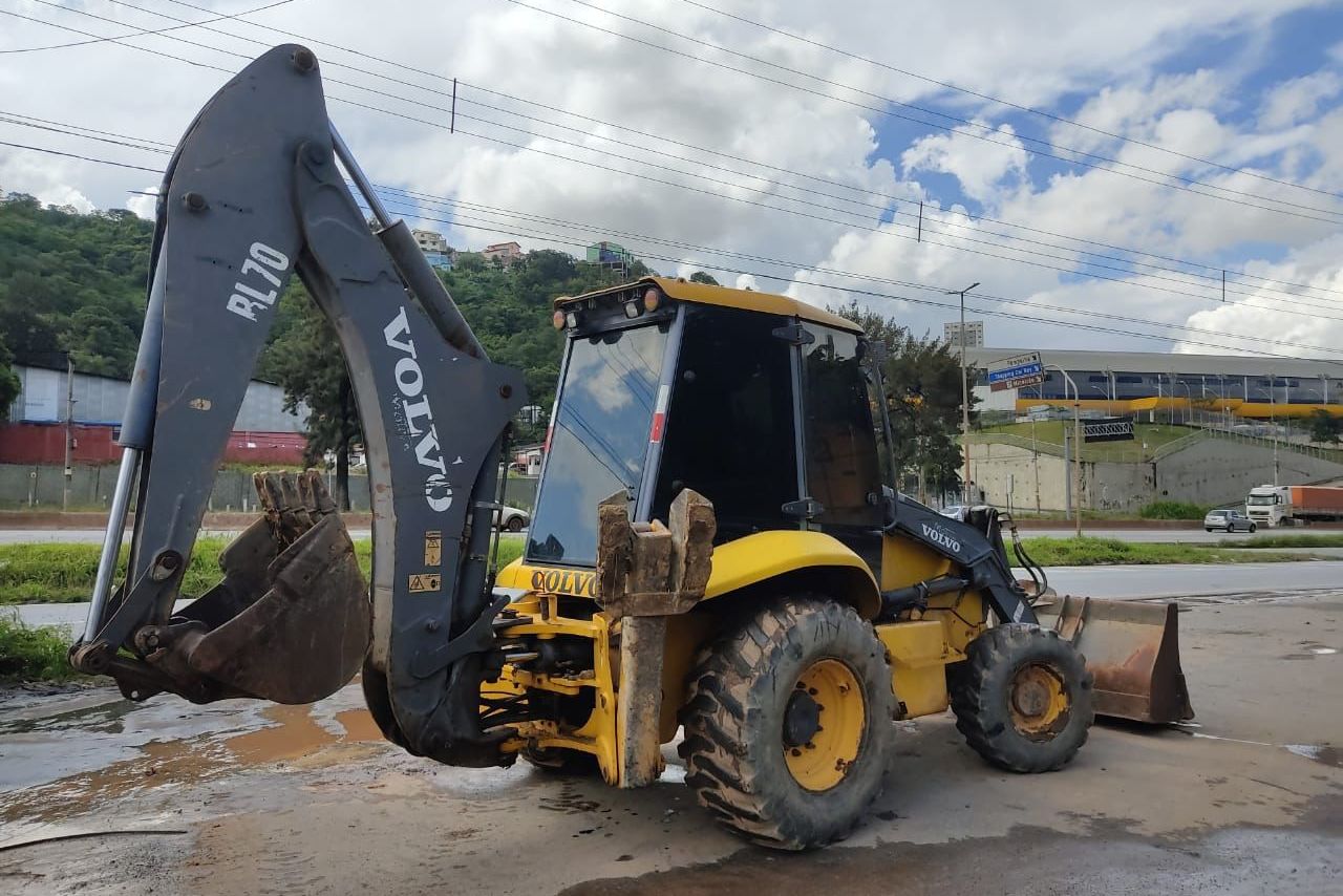 Retroescavadeira Volvo BL70 12/12 - Premium Tratores | Trucadao.com.br