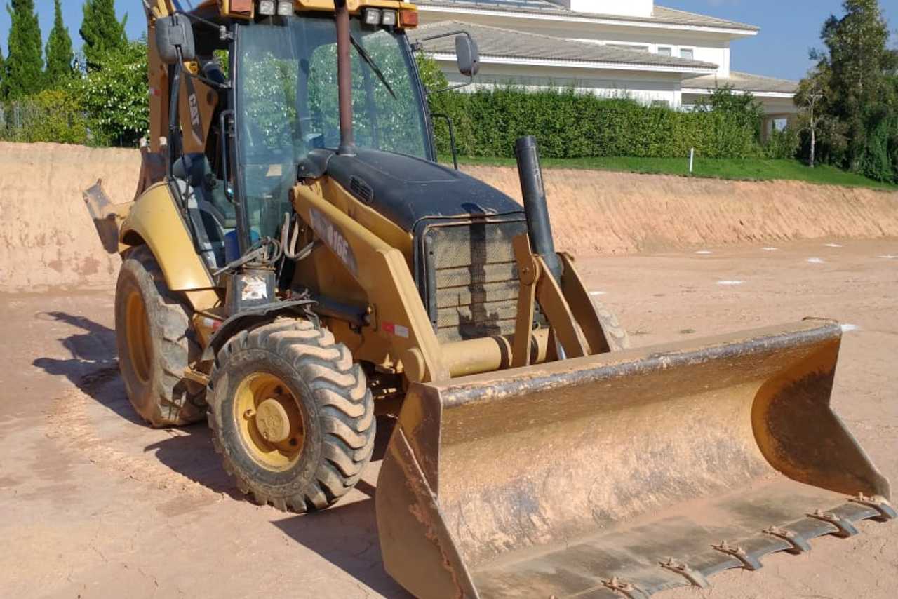 Retroescavadeira Caterpillar 416E 11/11 - Agil Equipamentos | Trucadao.com.br