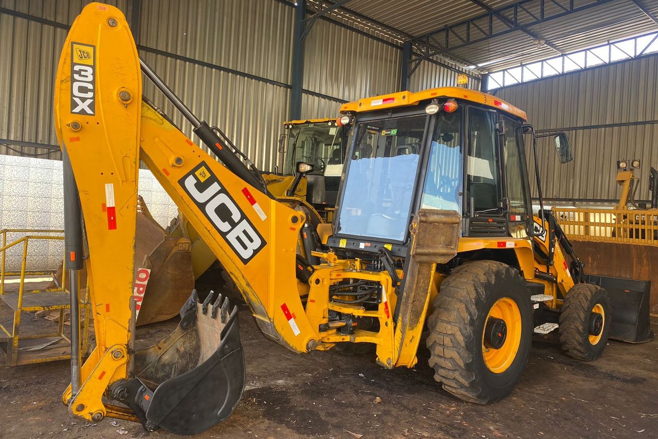 Retroescavadeira JCB 3CX 17/17 - Premium Tratores | Trucadao.com.br