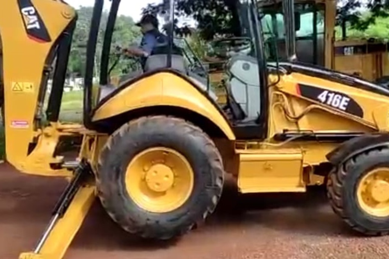 Retroescavadeira Caterpillar 416E 11/11 - Alípio Máquinas | Trucadao.com.br