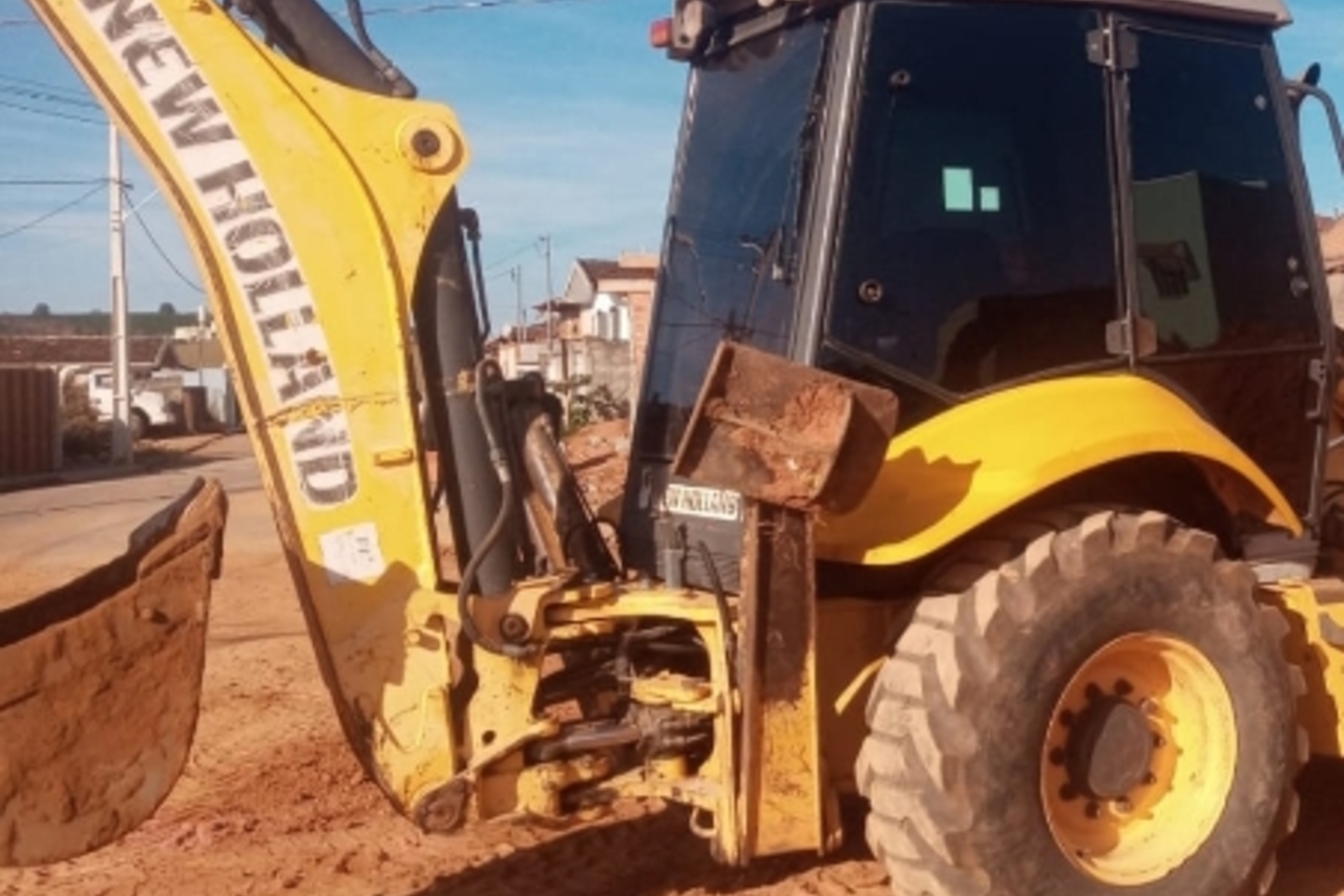 Retroescavadeira New Holland B110B 13/13 - Ktop equipamentos | Trucadao.com.br