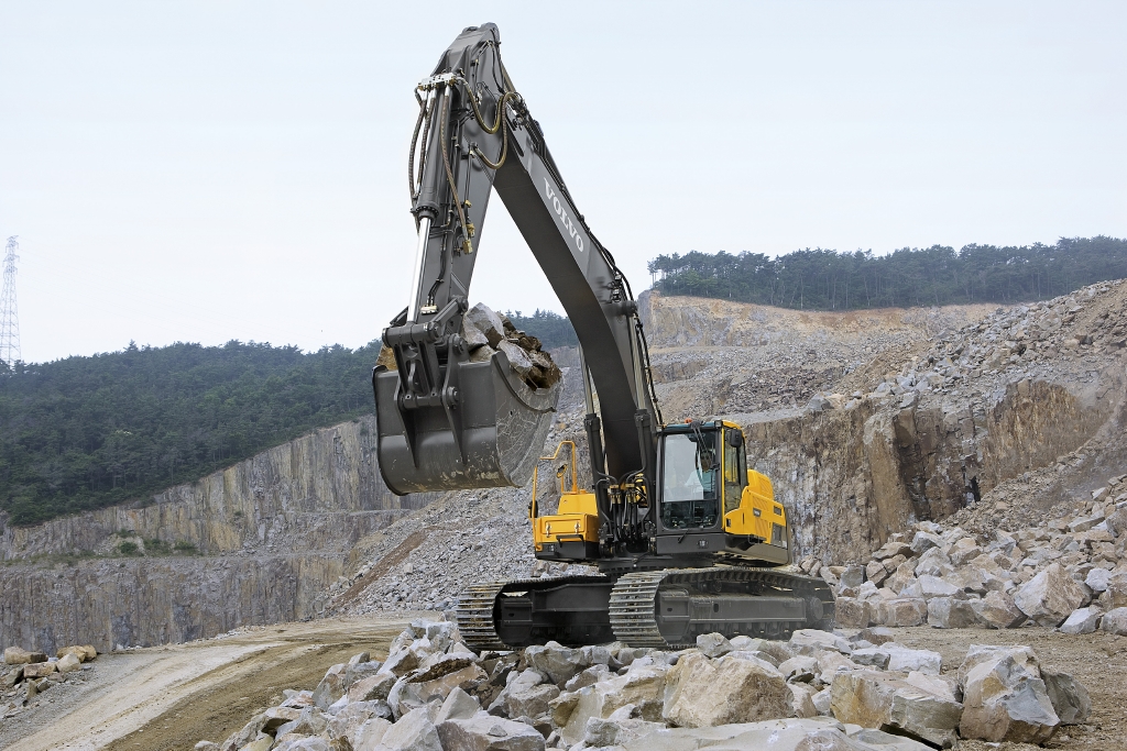 Medium & Large Excavators: Equipment Spotlight | Underground Construction