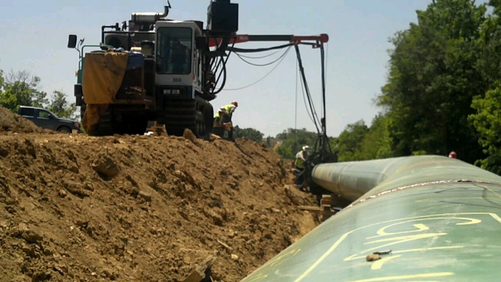 Two Pipeliners Improve Plight Of Crews Sand Blasting Pipe Welds ...