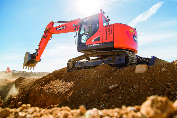 Equipment Spotlight: Reduced/Zero Tail Swing Excavators | Underground ...