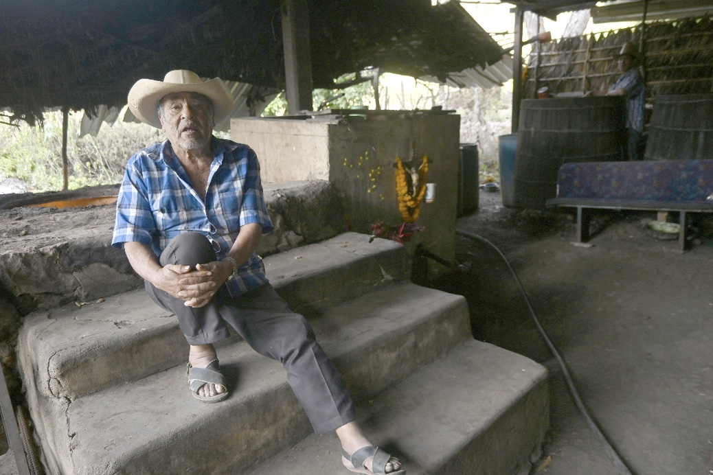 Premian al maestro mezcalero Fernando Bello, de Tixtla, en el certamen ...
