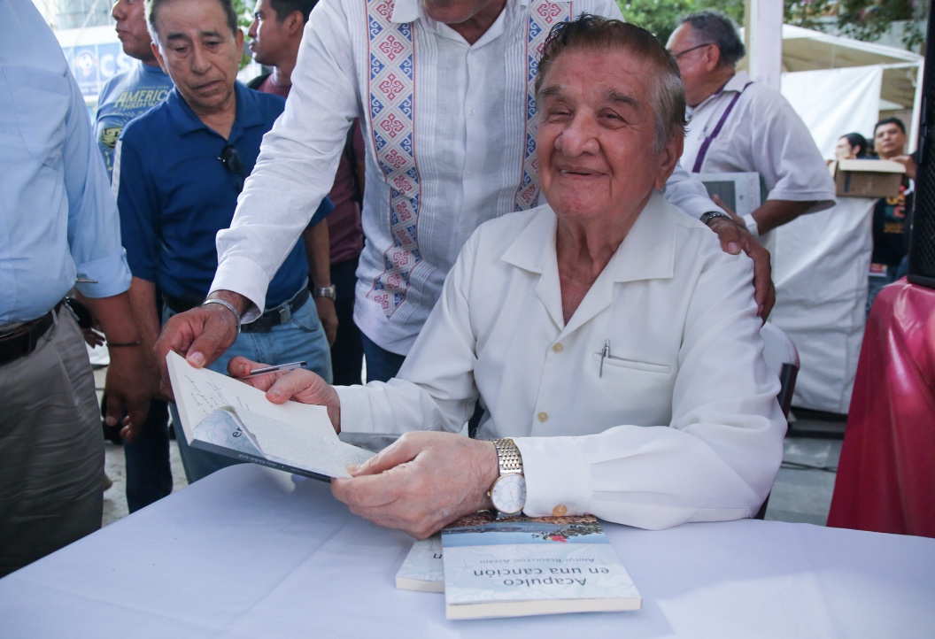 Recibe homenaje el cronista Anituy Rebolledo Ayerdi en la Feria ...