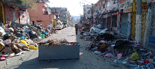 Toneladas de basura obstruyen calles y crecen malos olores, polvo e ...