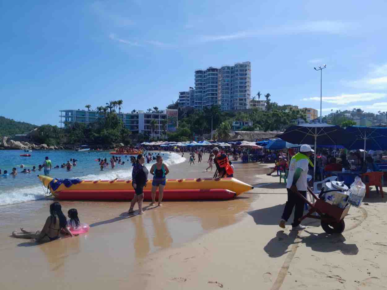 Abarrotan cientos de turistas las tradicionales playas de Caleta y ...