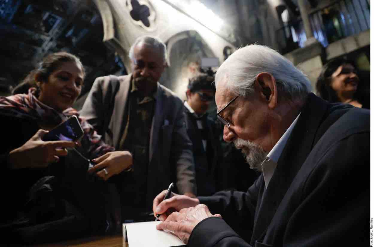 Yo escribo para olvidar y atisbo en la literatura un remanso de paz ...