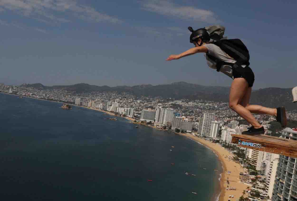 Se lleva a cabo la novena edición del Salto Base desde la azotea de La ...