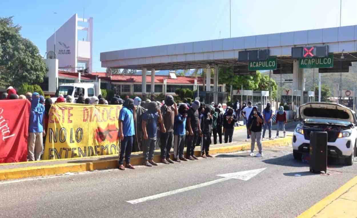 En la caseta de Palo Blanco, Ayotzinapa exige justicia a 14 años de ...