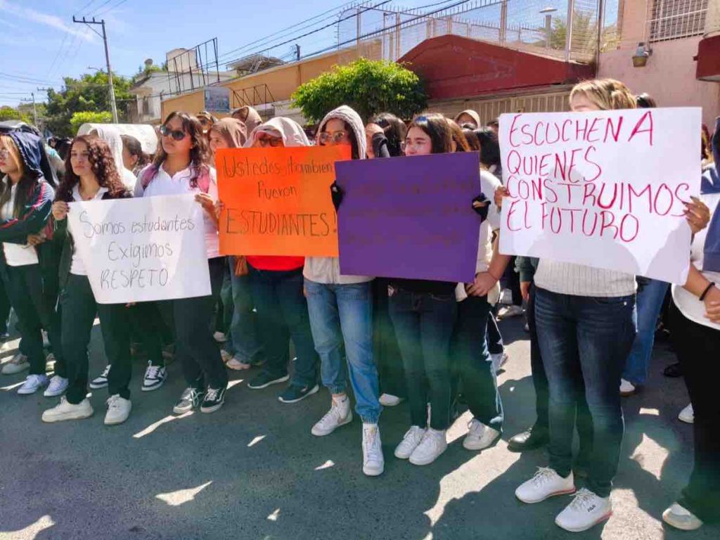 Regresan a clases tras protesta contra dos profesoras del CREN - El Sur ...