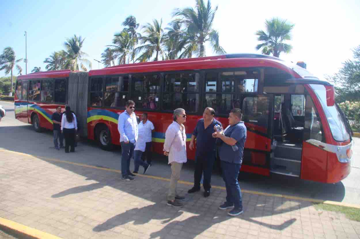 Presentan el primer camión articulado del Acabús que comenzará hoy a ...