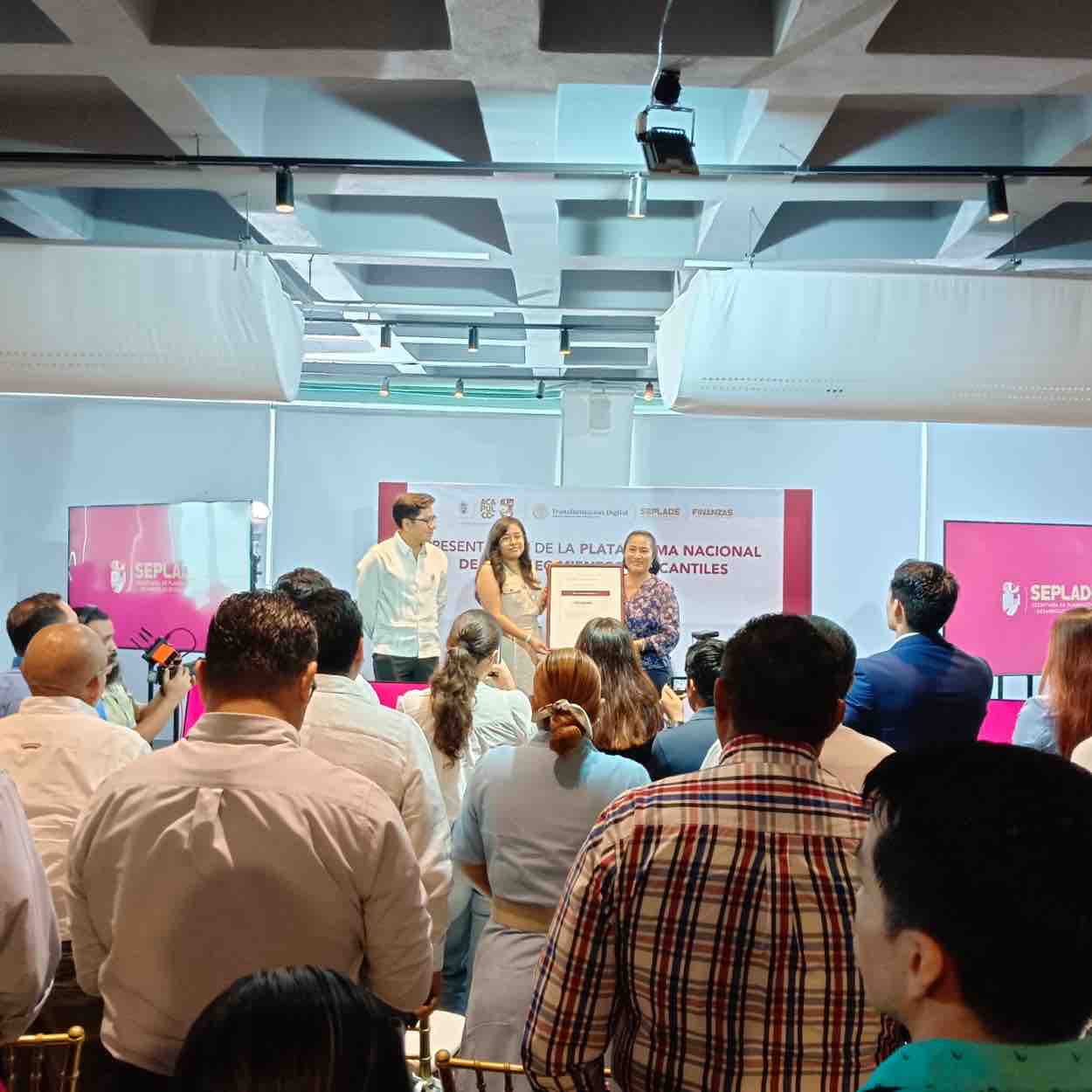 Invita la alcaldesa a empresarios a no pagar impuestos si llega un ...