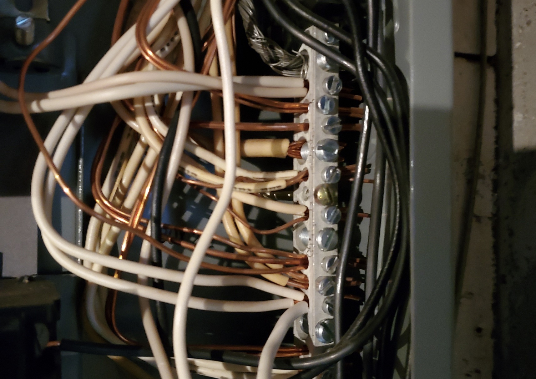 Double-Tapped Neutral Wires Are a Defect for Home Inspectors - InterNACHI®