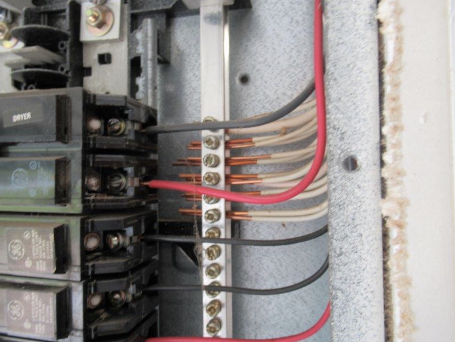 Double-Tapped Neutral Wires Are a Defect for Home Inspectors - InterNACHI®