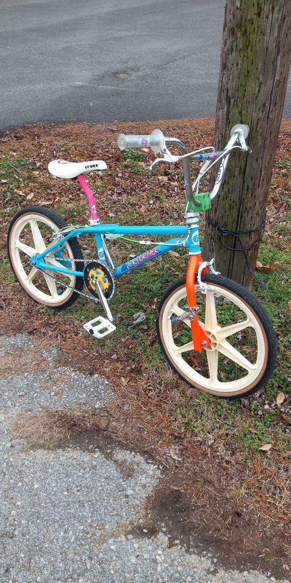 Let's check out each other's bikes and get the BMX mojo flowing again ...