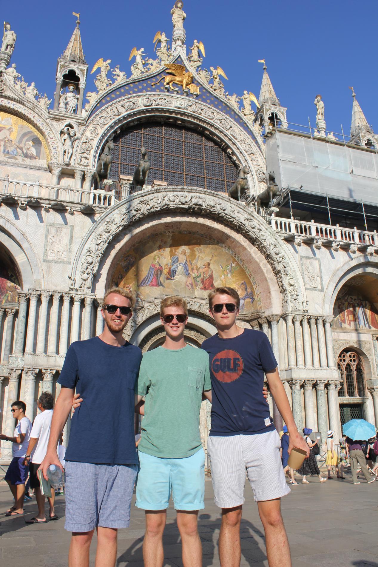 7 Steps to Making New Friends Abroad While Traveling as a Teenager