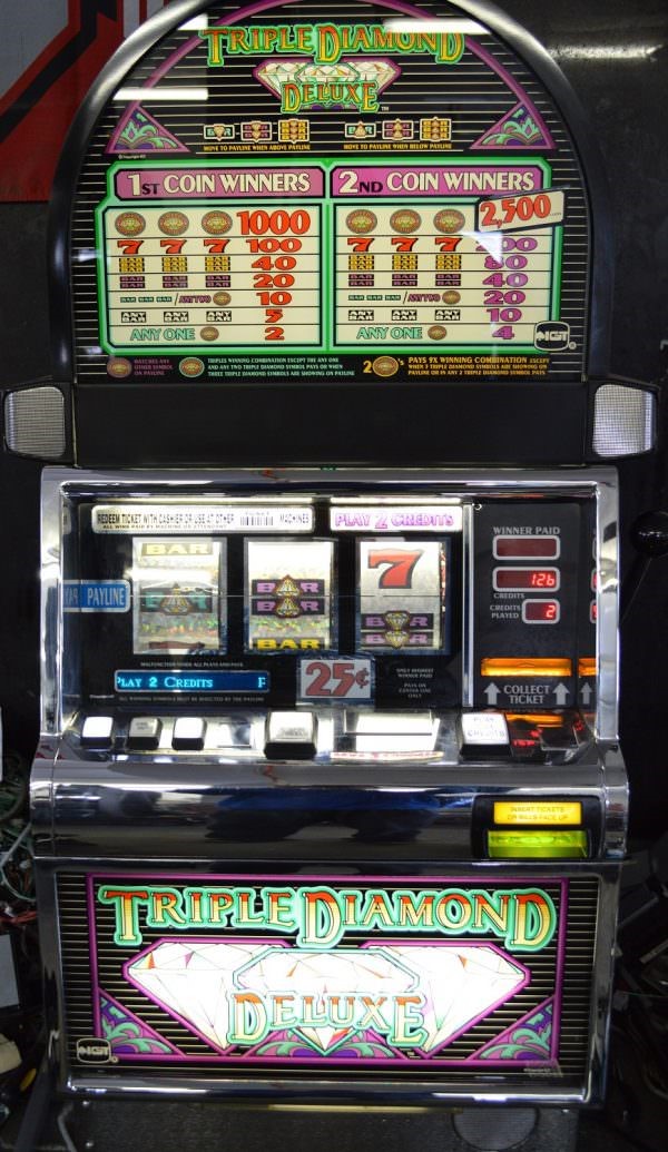 Triple Diamond Deluxe Slot Machine by IGT
