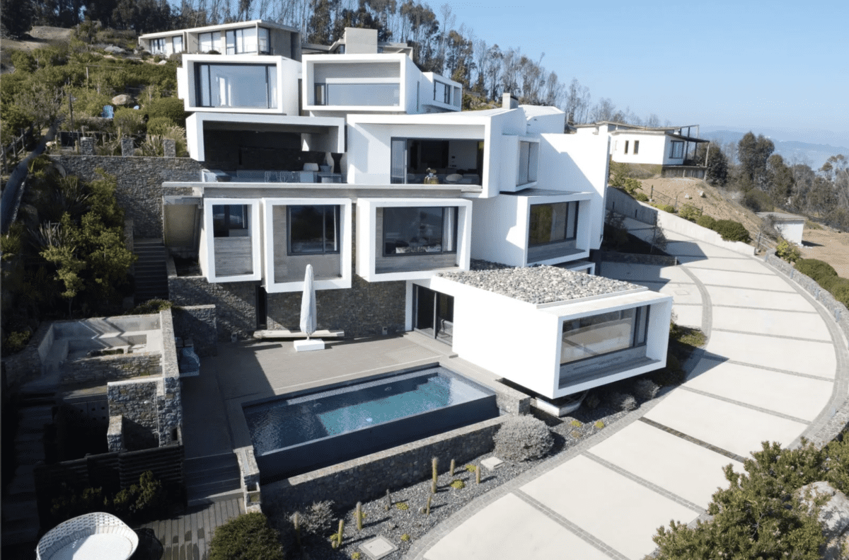 Modern home in Chile with spectacular sea views.