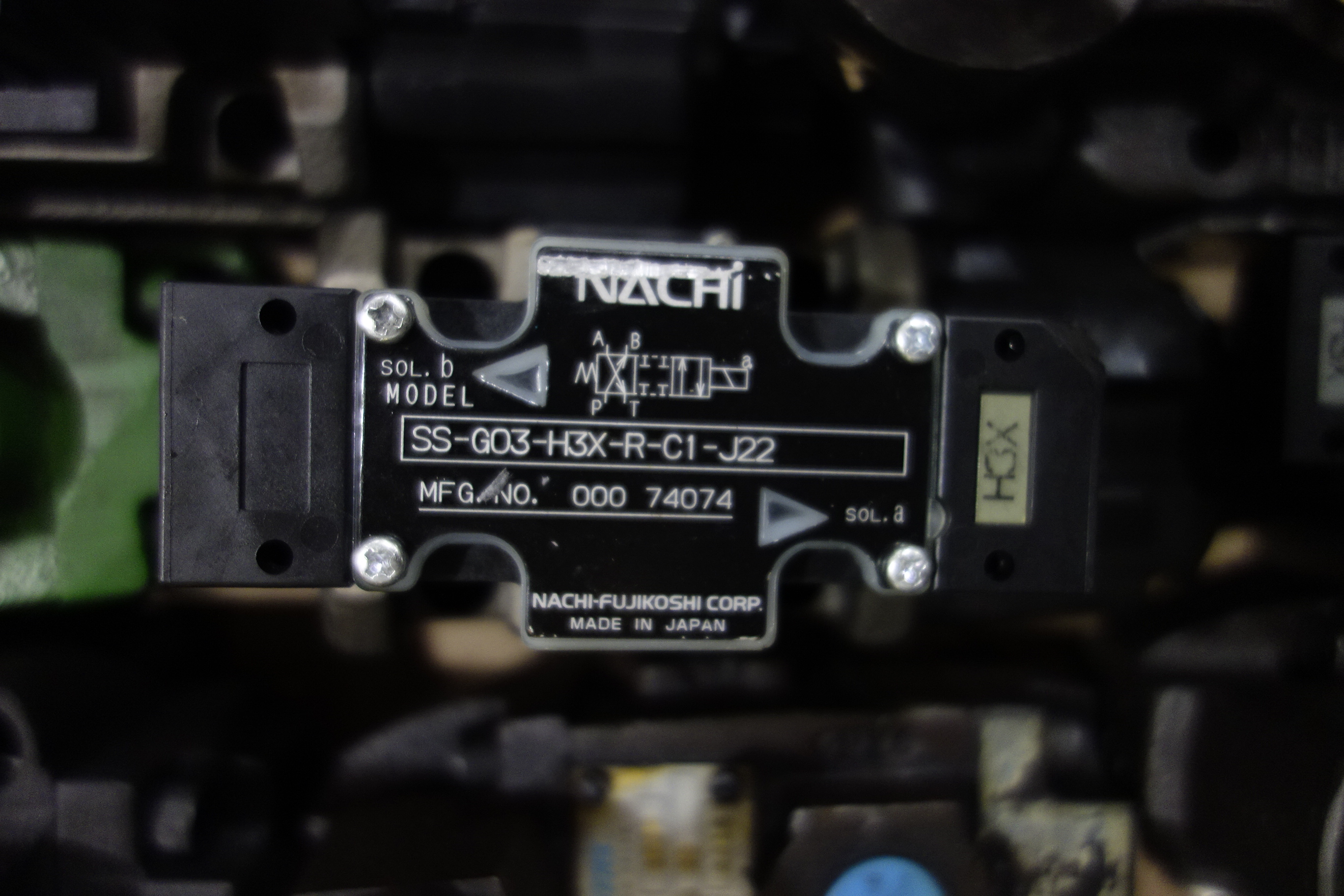 PALLET OF OF HYDRAULIC VALVES