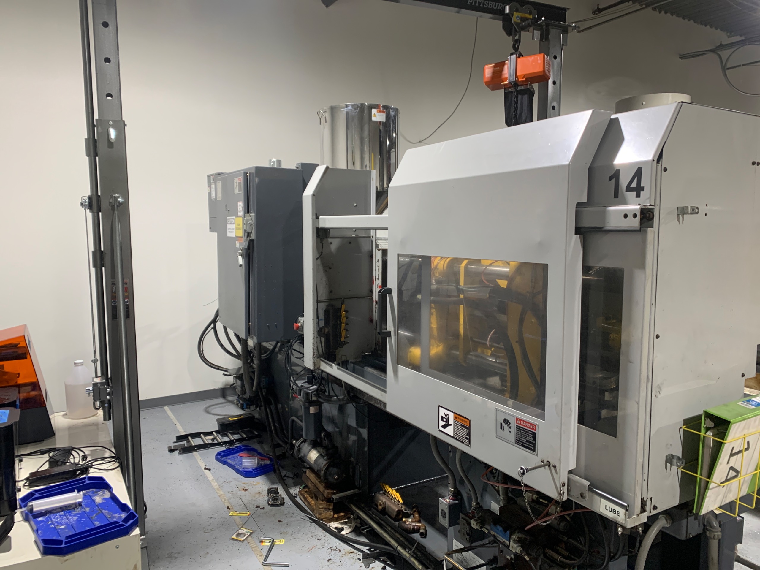 VAN DORN PATHFINDER 3000 INJECTION MOLDING MACHINE