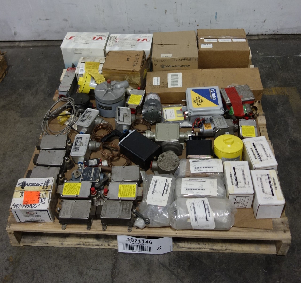 SKU 1071146 -PALLET OF ASSORTED SWITCHES