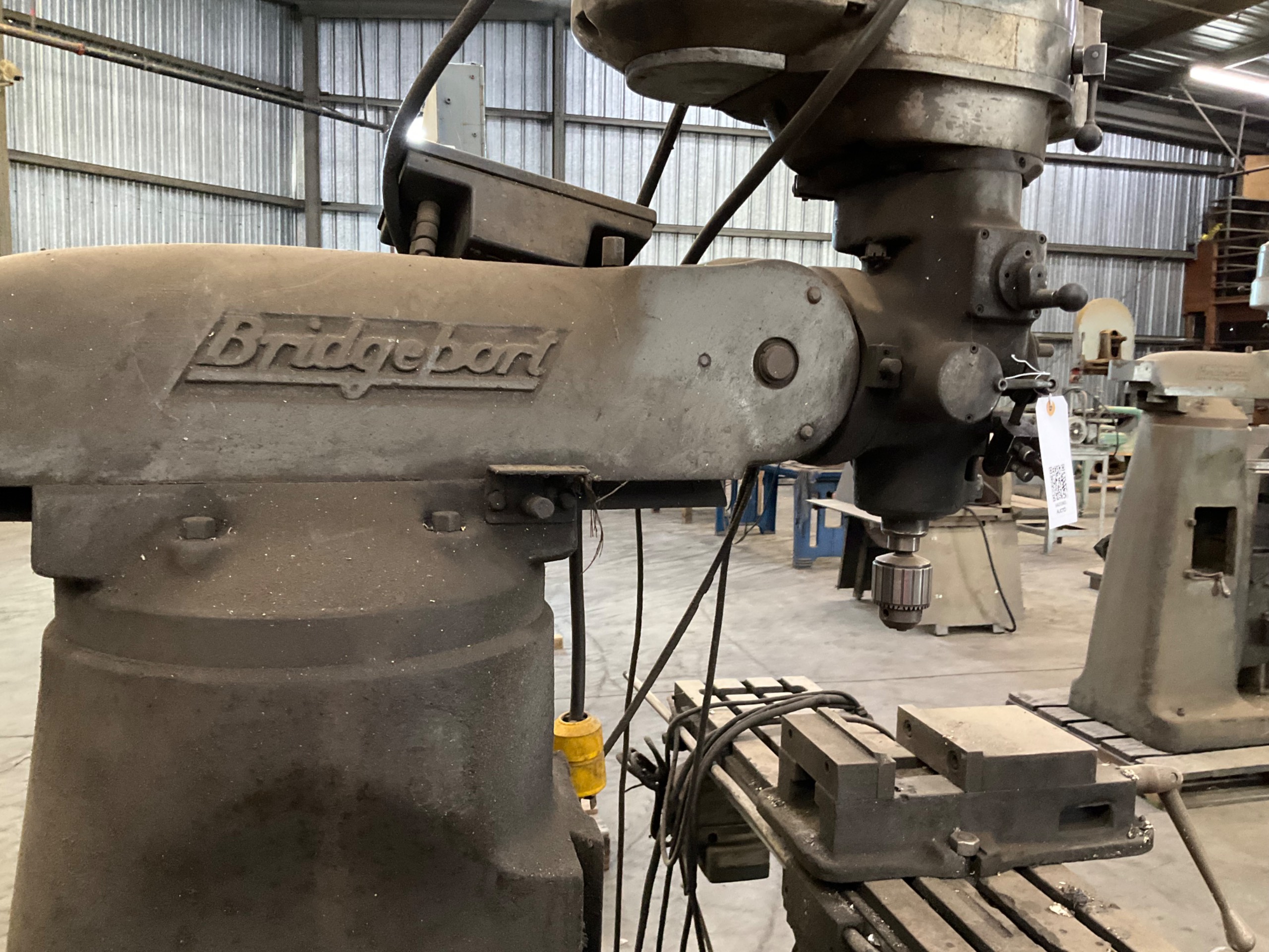 BRIDGEPORT VERTICAL MILLING MACHINE