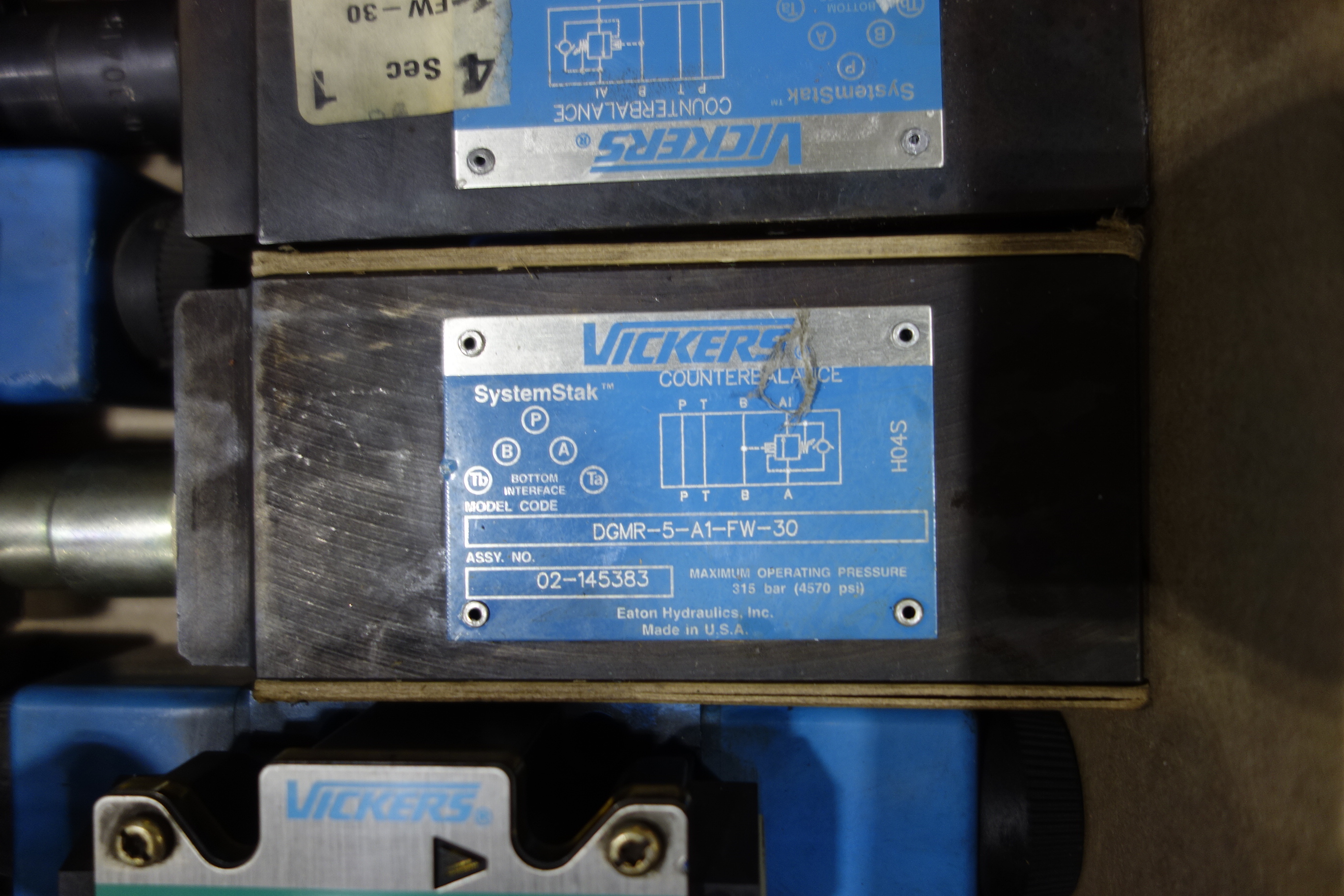 PALLET OF OF HYDRAULIC VALVES