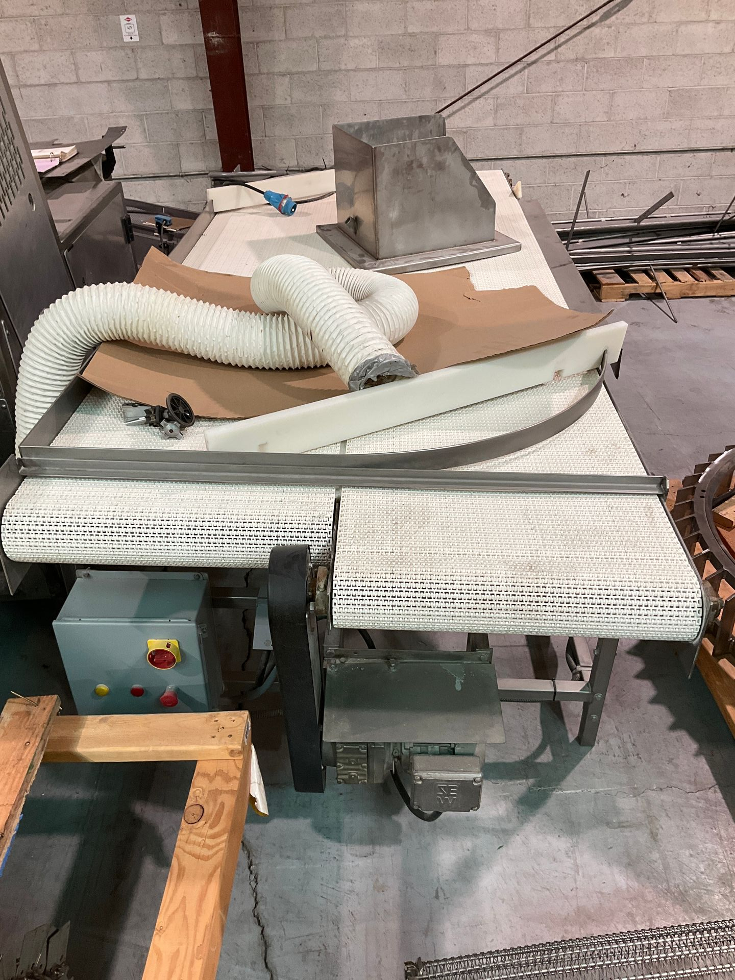 BELT CONVEYOR TABLE SYSTEM WITH 2 BELTS