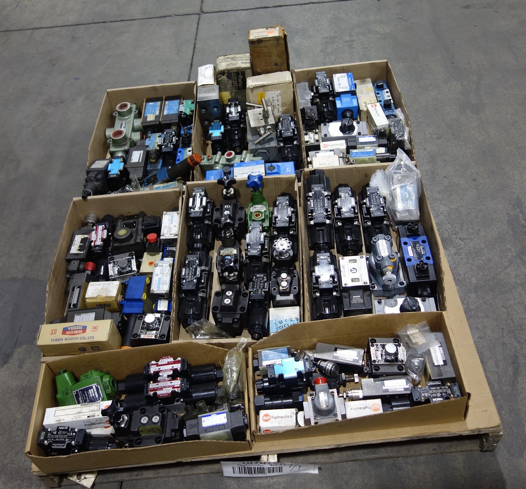 PALLET OF OF HYDRAULIC VALVES
