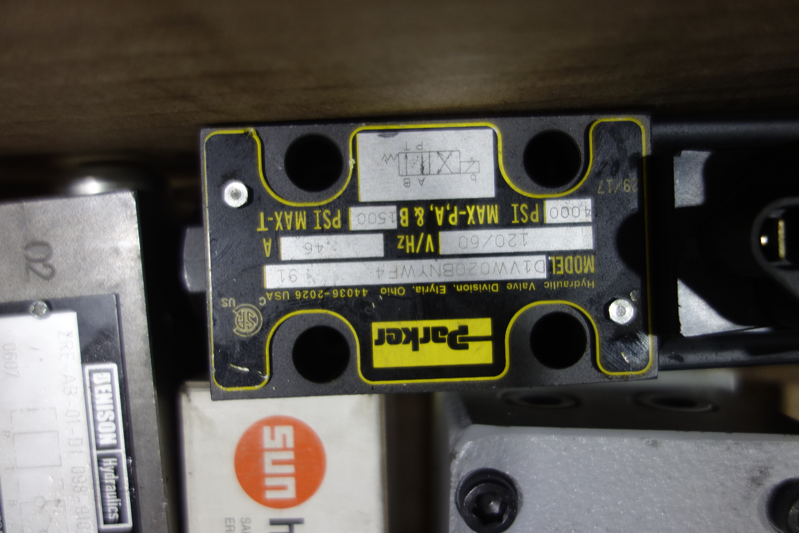 PALLET OF OF HYDRAULIC VALVES