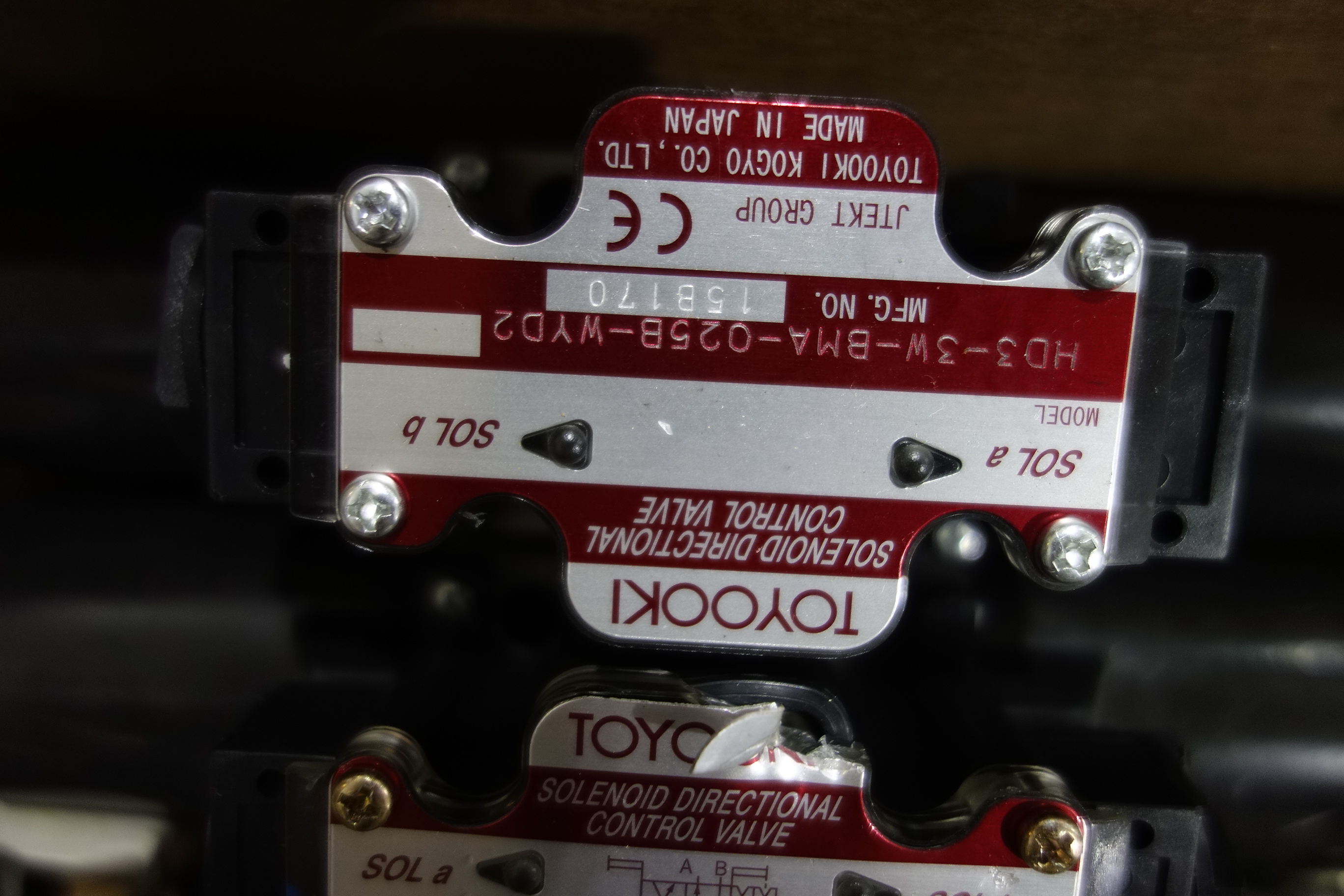 PALLET OF OF HYDRAULIC VALVES