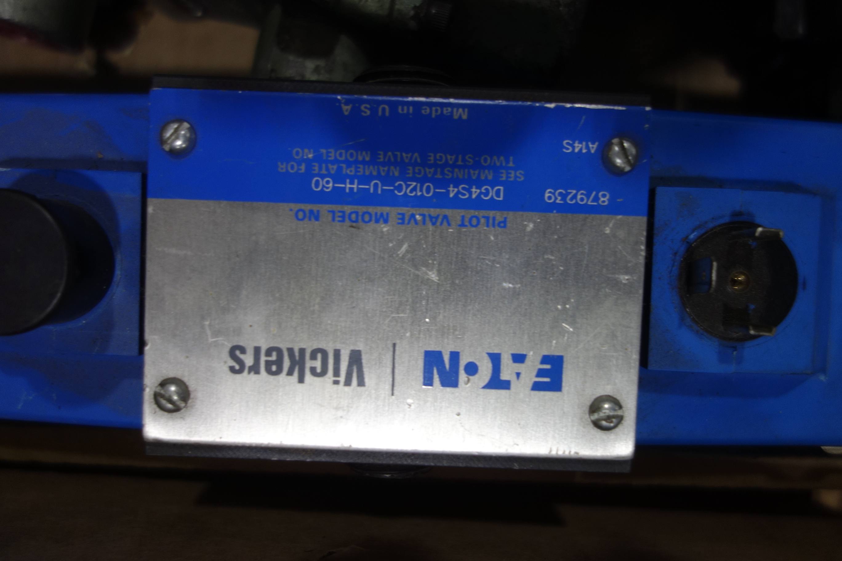 PALLET OF OF HYDRAULIC VALVES