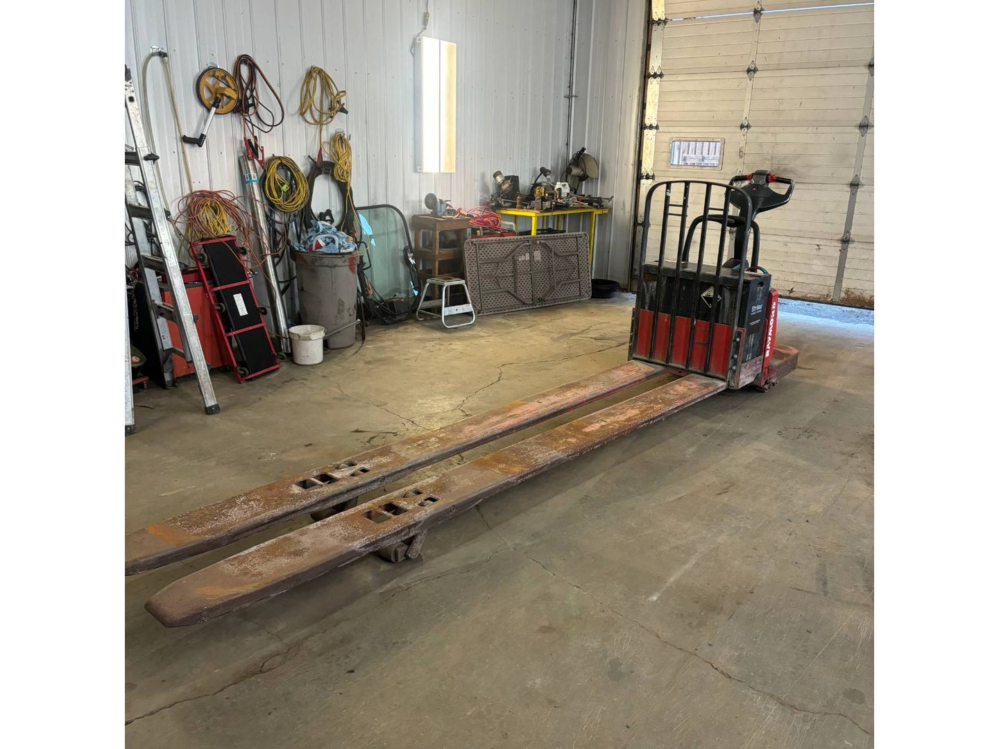 RAYMOND 8400 ELECTRIC PALLET JACK For Sale | Aucto