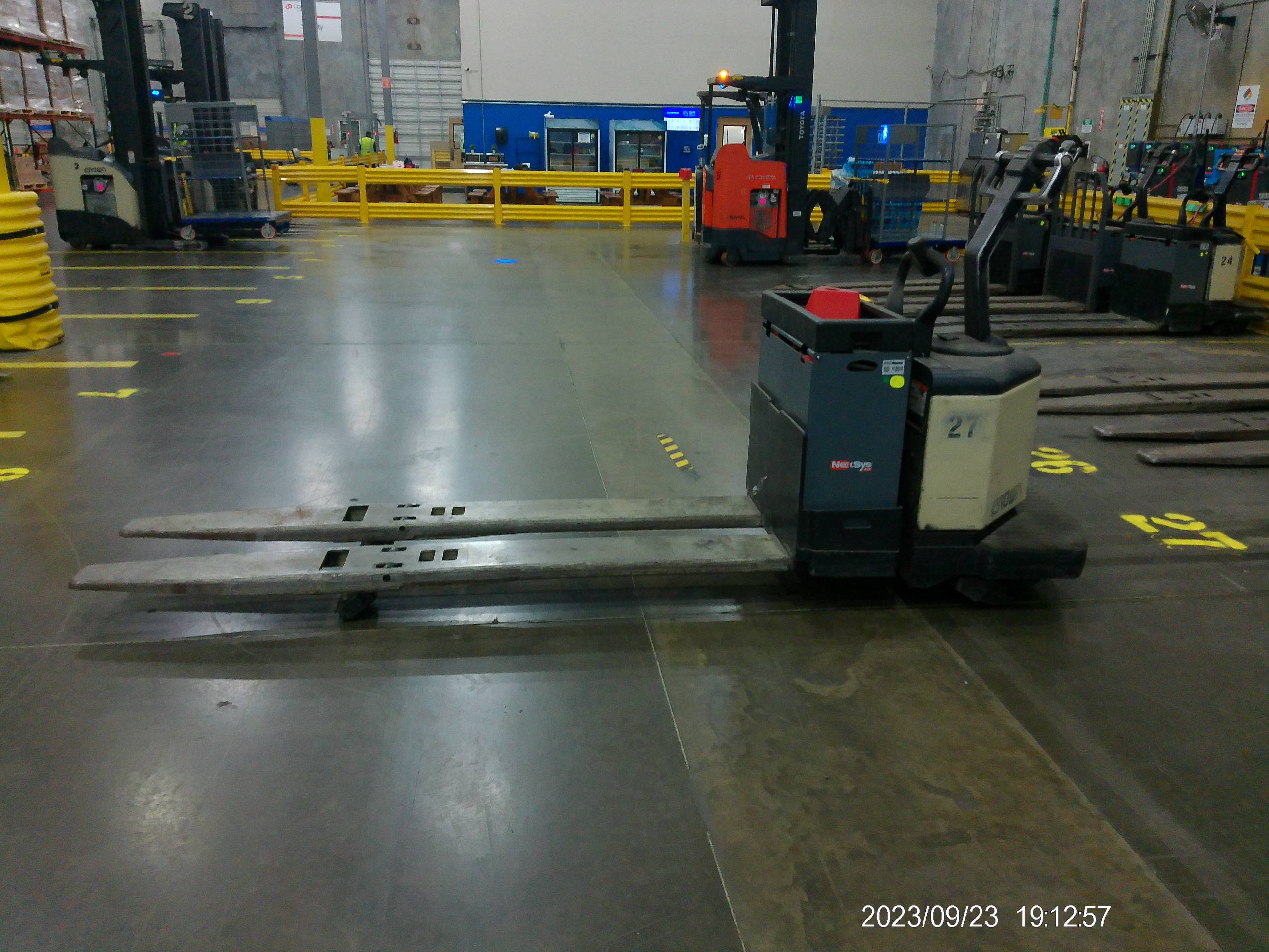 2001 CROWN PE3540-60 ELECTRIC PALLET JACK