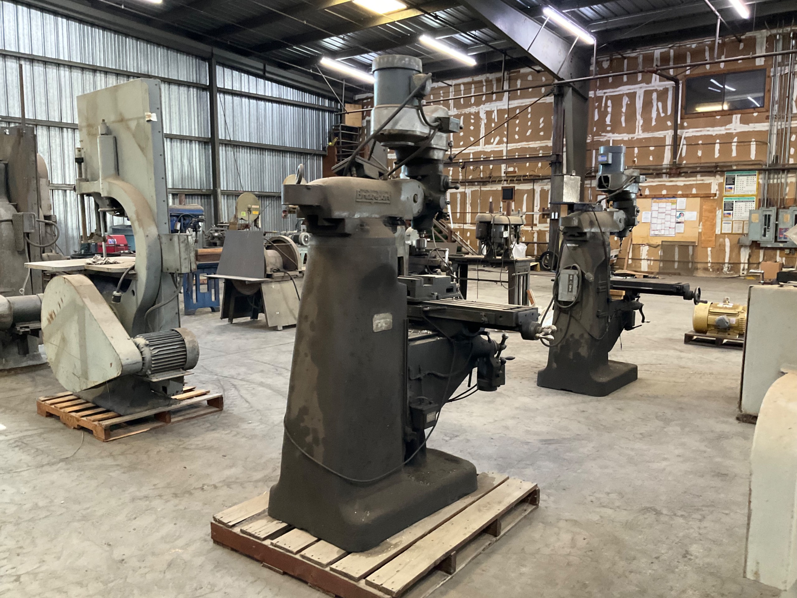 BRIDGEPORT VERTICAL MILLING MACHINE
