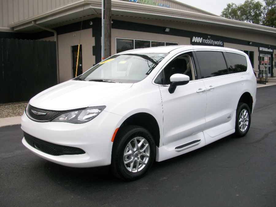 Furgoneta para silla de ruedas - Usado 2022 Chrysler Voyager NR134118