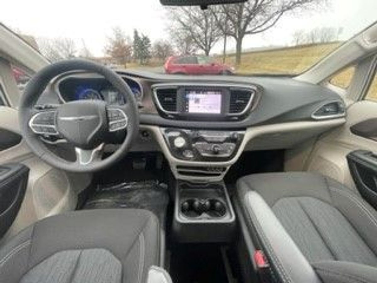 Furgoneta para silla de ruedas - Usado 2022 Chrysler Voyager NR211991