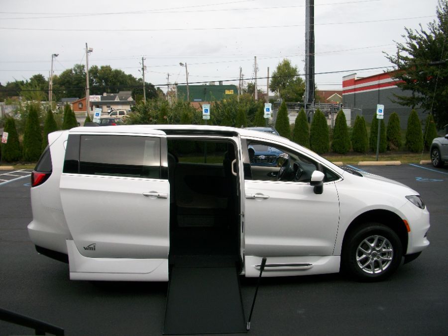 Furgoneta para silla de ruedas - Usado 2022 Chrysler Voyager NR134118