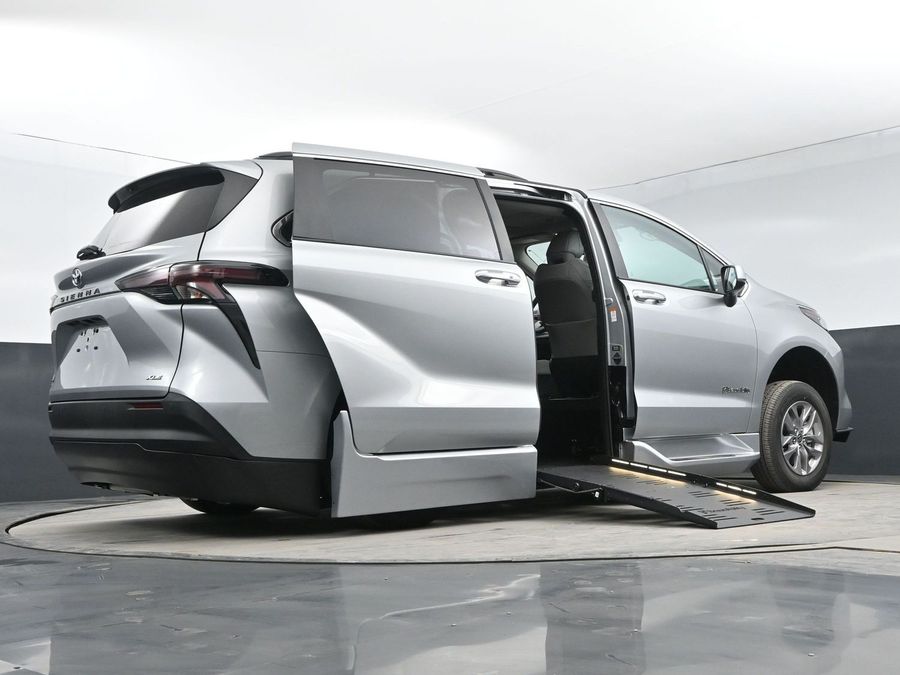 New 2025 Toyota Sienna Hybrid XLE Plus