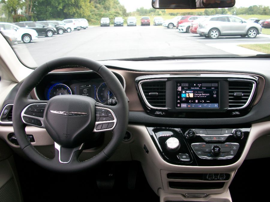 Furgoneta para silla de ruedas - Usado 2022 Chrysler Voyager NR134118