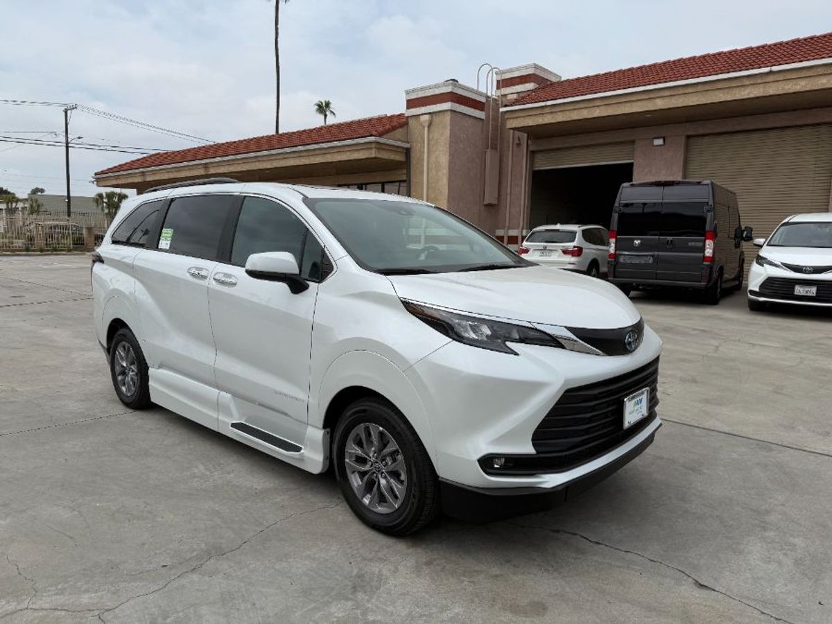 Wheelchair Van - New 2025 Toyota Sienna SS190473