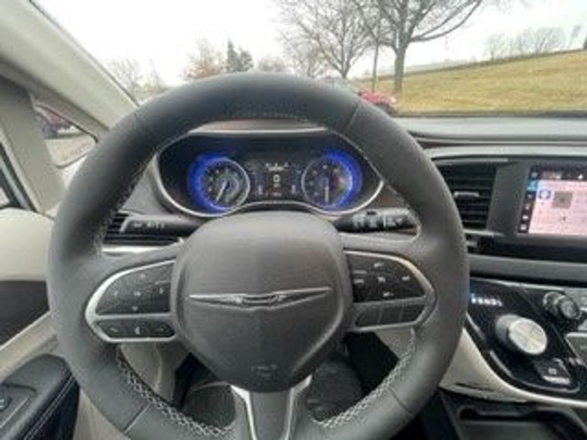 Furgoneta para silla de ruedas - Usado 2022 Chrysler Voyager NR211991