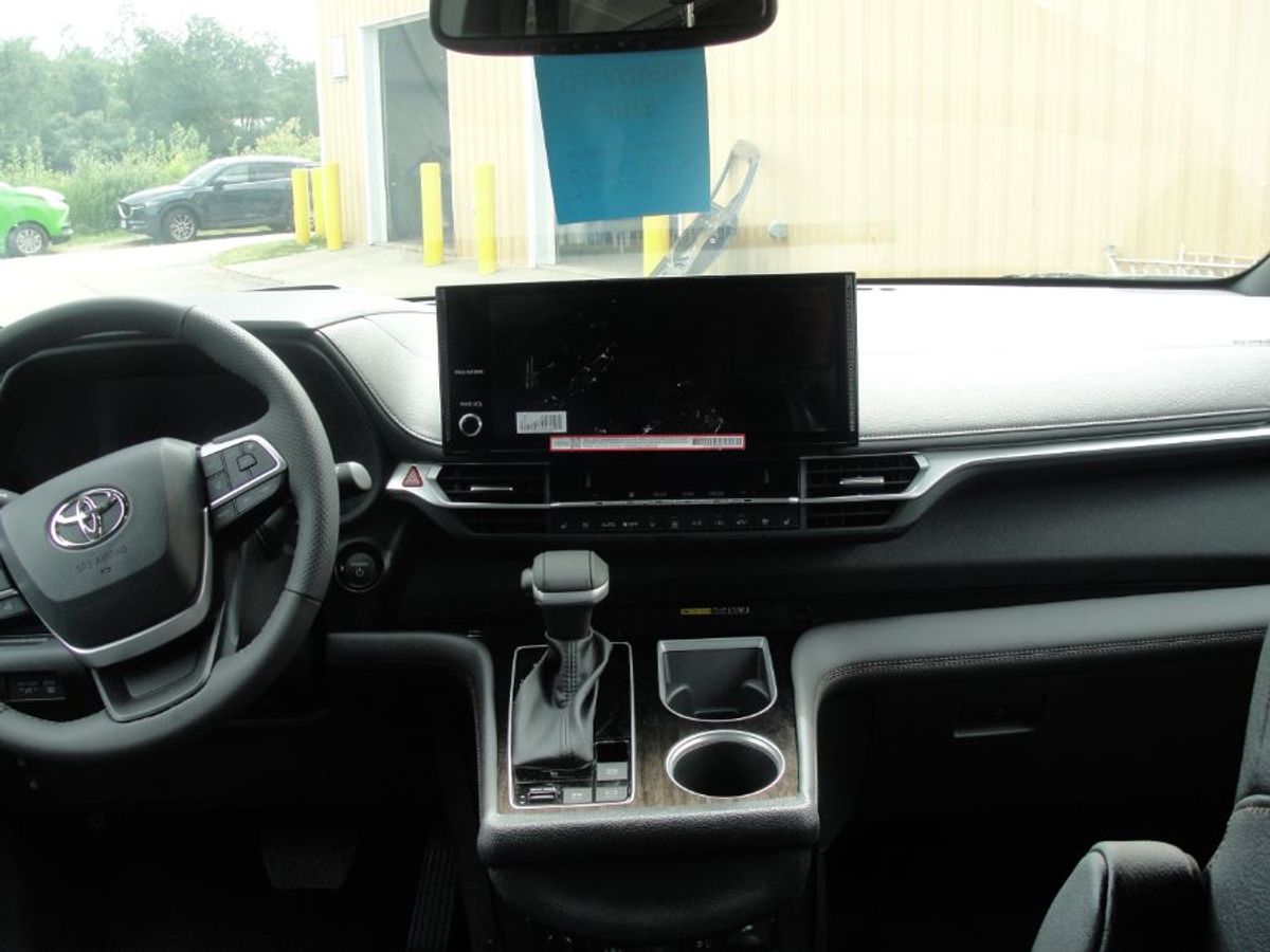 Wheelchair Van - New 2025 Toyota Sienna SS195892