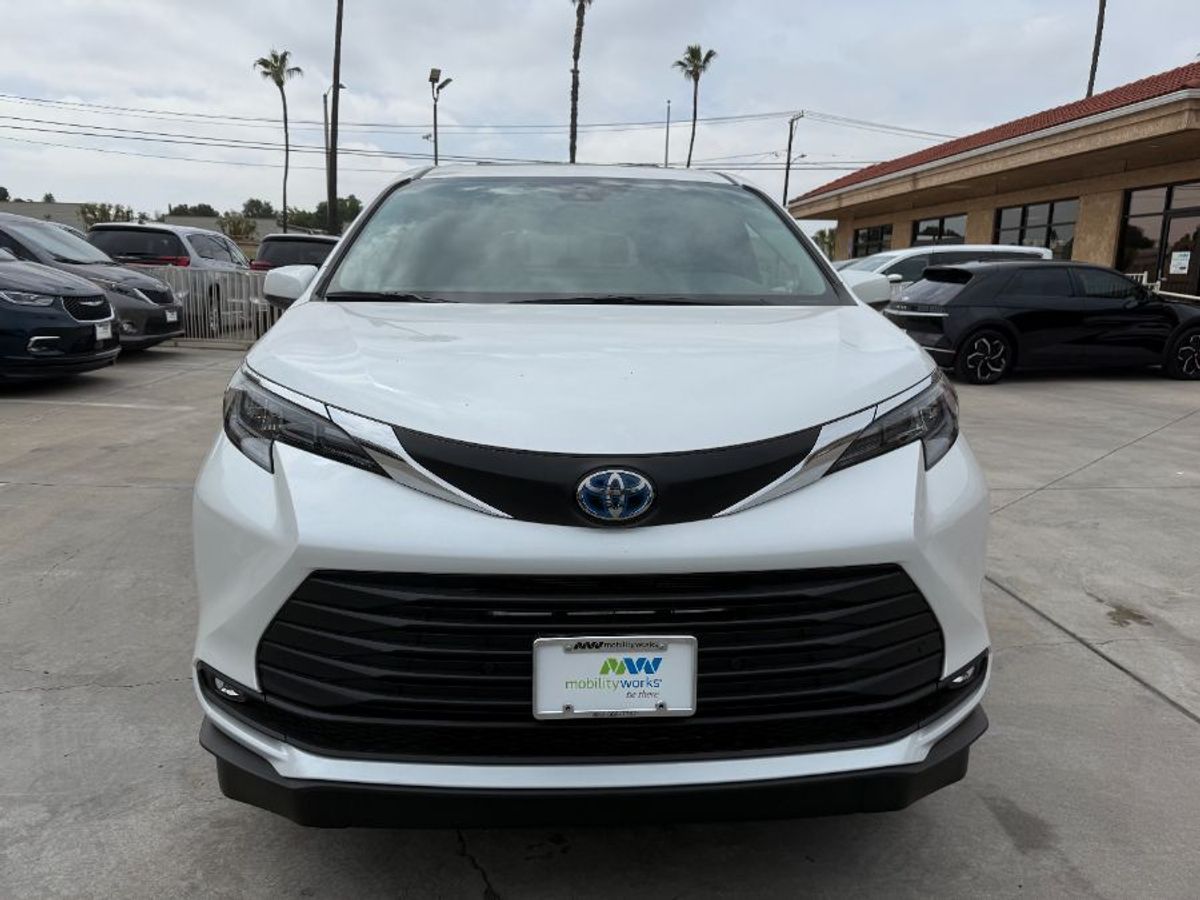 Wheelchair Van - New 2025 Toyota Sienna SS190473