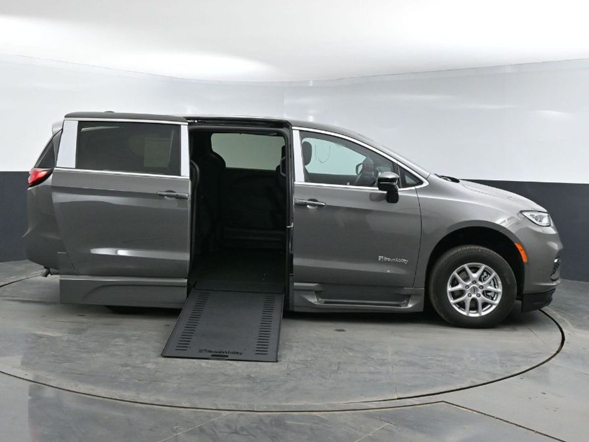 Wheelchair Van - New 2025 Chrysler Pacifica SR500899
